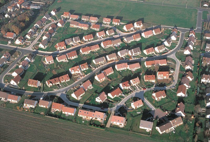 Just how common are suburbs and lawns in Europe, for the middle class ...